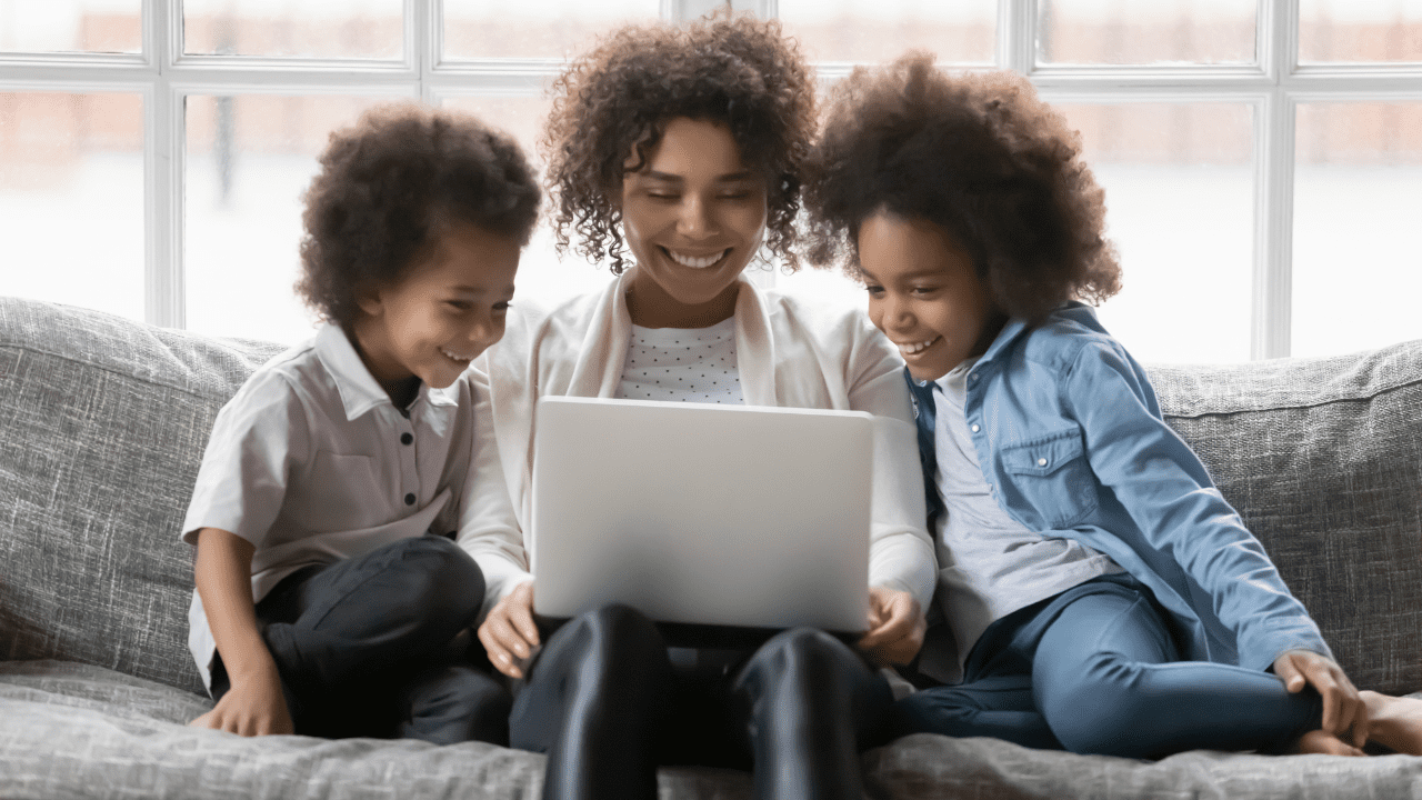 How to explain internet to kids? Best practices to avoid dangers